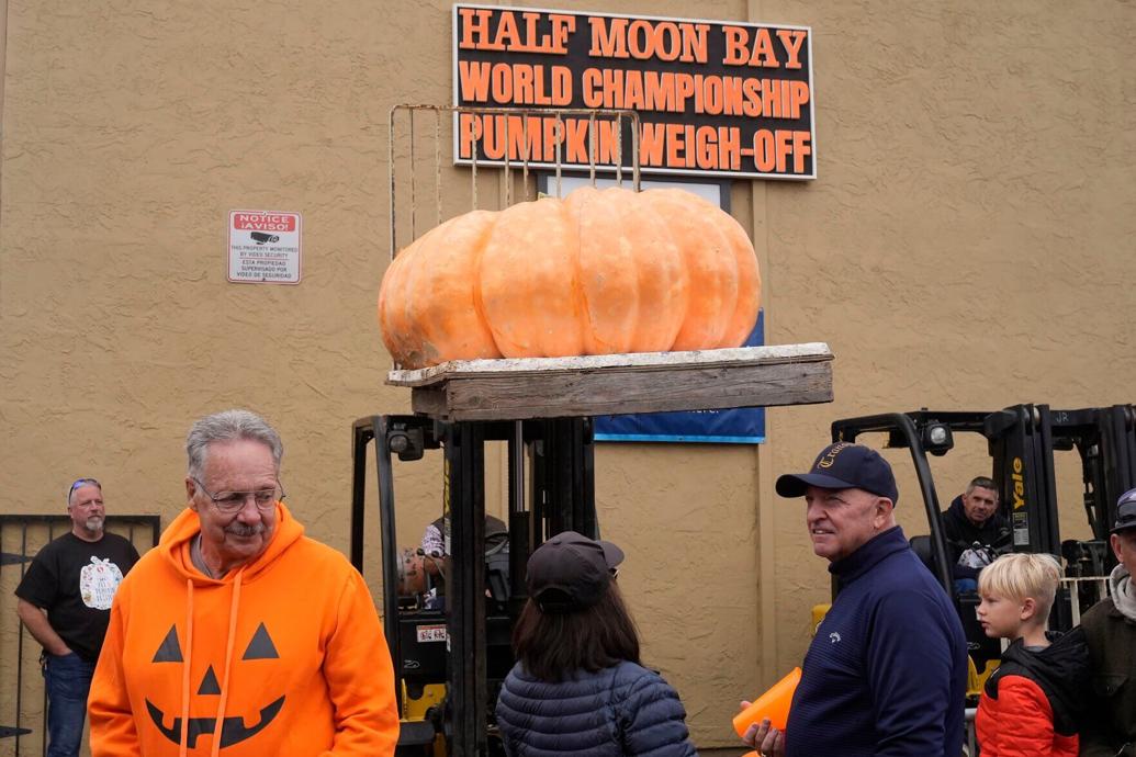 Photos: The 51st World Championship Pumpkin Weigh-Off