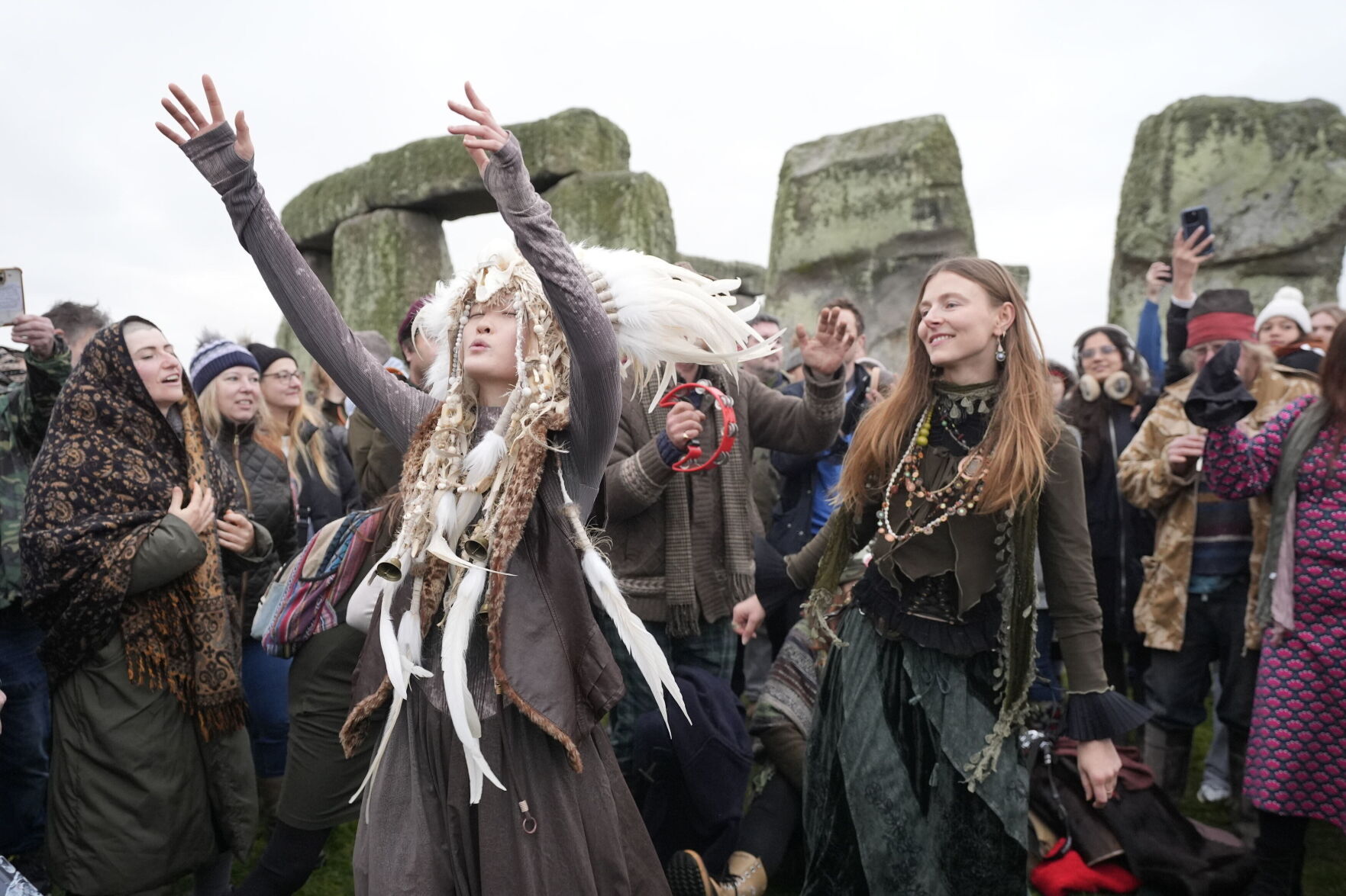 Thousands greet sunrise on winter solstice at Stonehenge