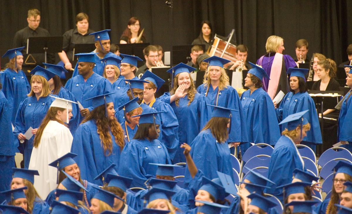 Eastern Illinois grads move their tassles | News | jg-tc.com