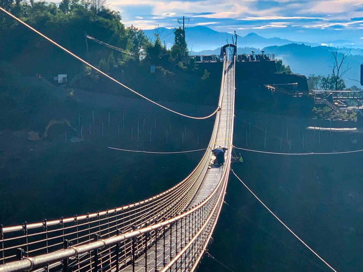 Tennessee SkyBridge shut briefly after tourist cracks glass doing ... Tennessee SkyBridge shut briefly after tourist cracks glass doing ...