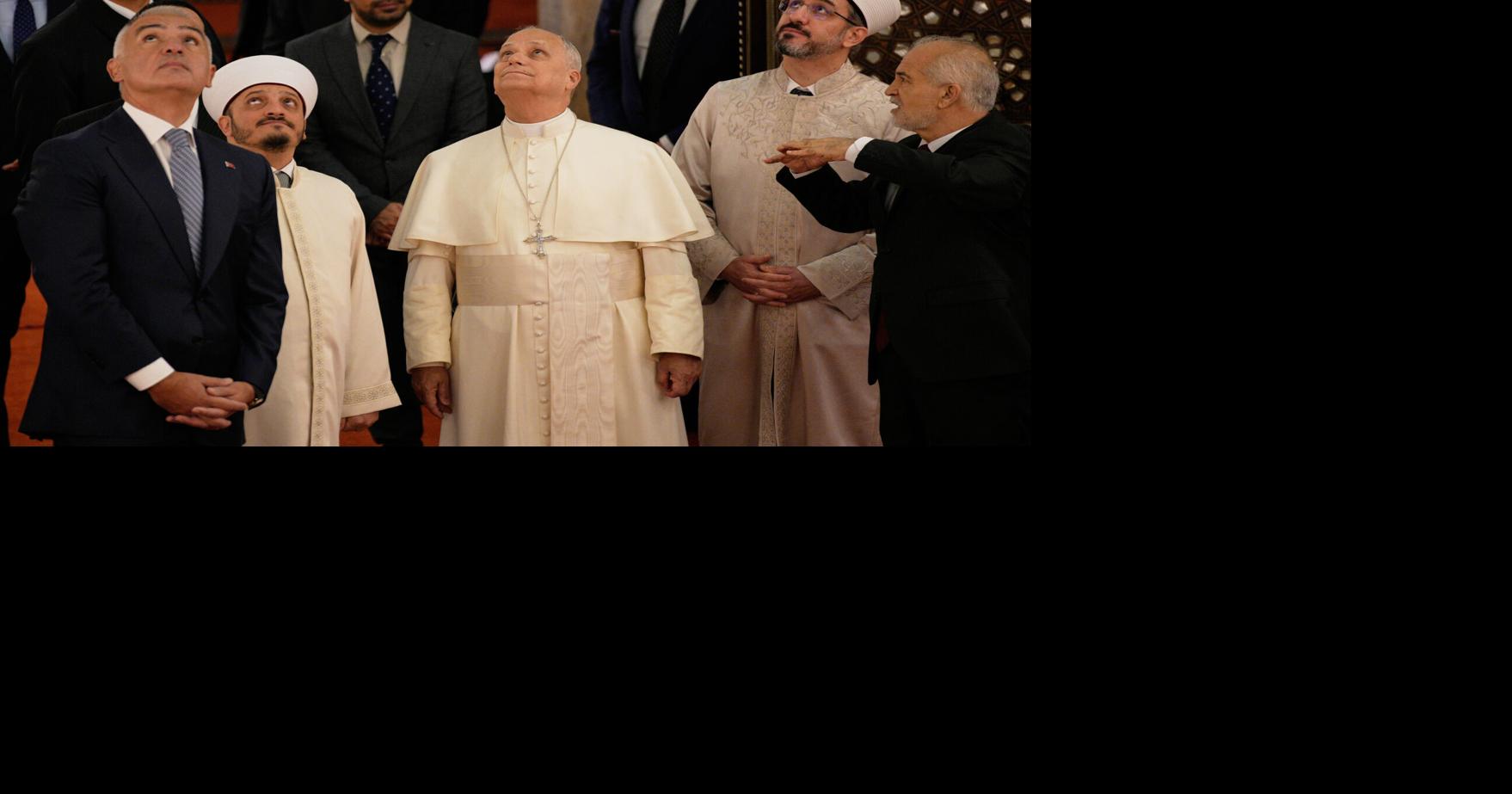 Pope visits Istanbul's Blue Mosque without praying