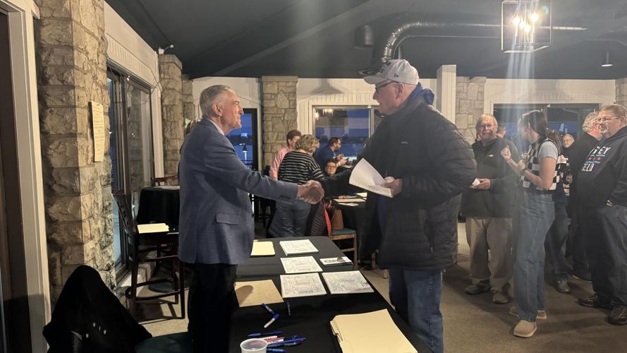 Cubs radio announcer Pat Hughes shares stories with Decatur