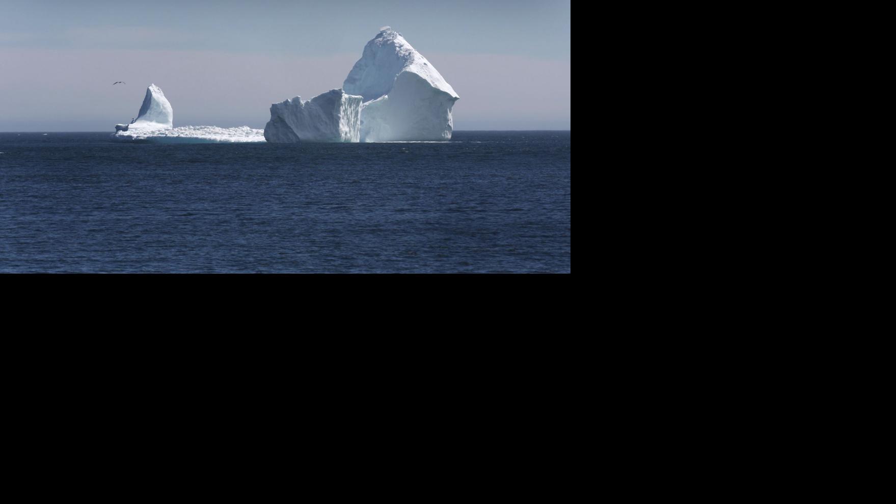 Massive iceberg draws hundreds to small Canadian town | World | jg-tc.com
