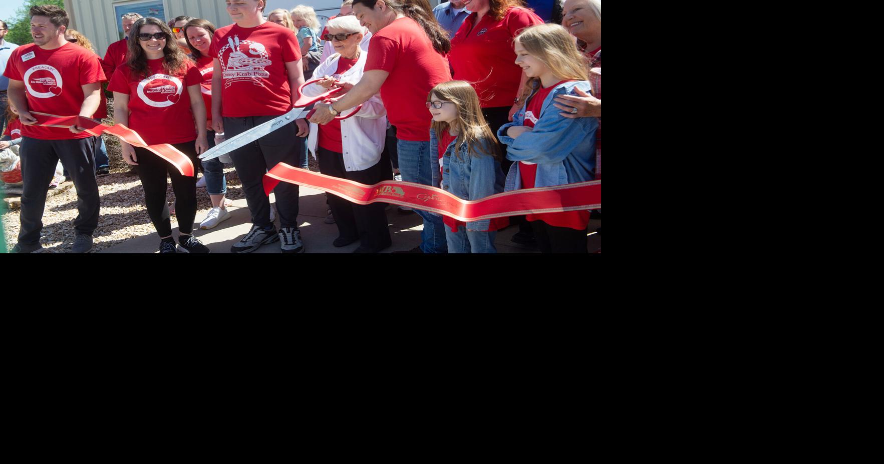 Carl Junction chamber dedicates building to honor former director ...