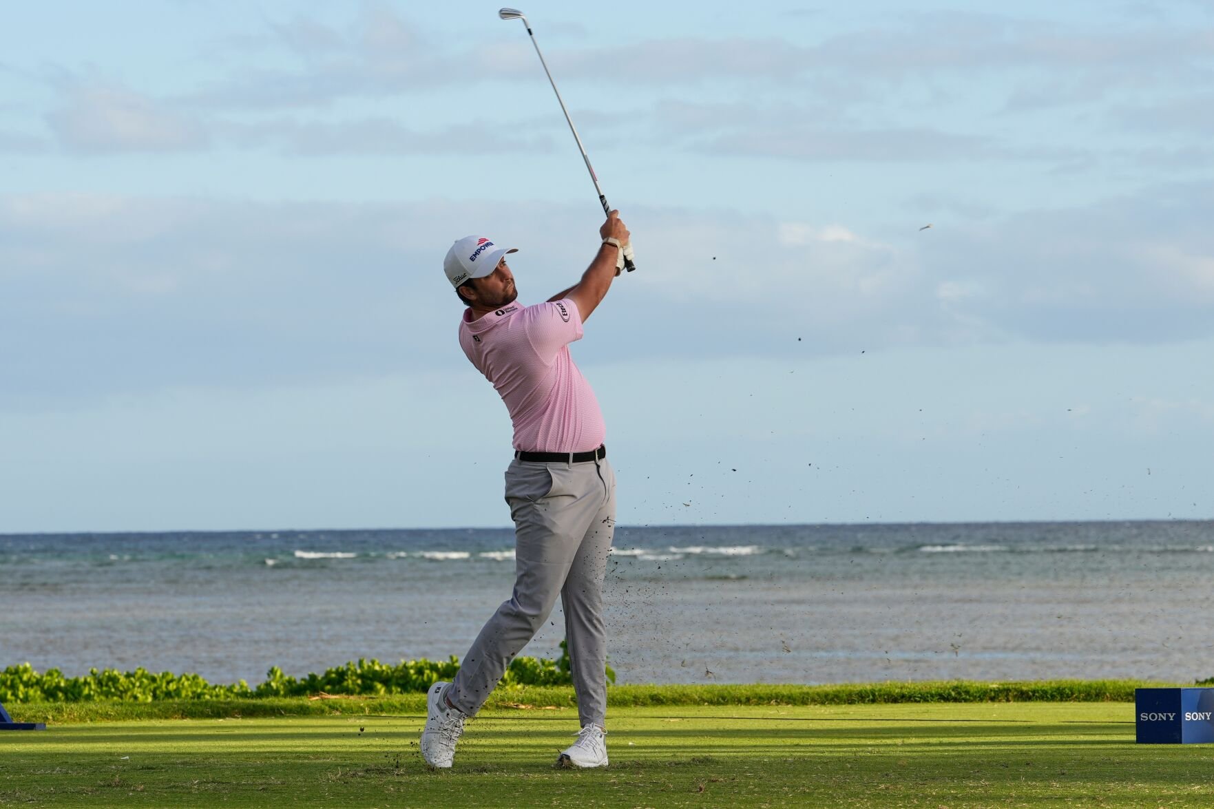 Riley takes 2-shot lead in PGA Tour opener at wind-swept Waialae | Golf ...