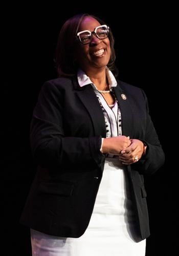 Tucker takes oath of office to become Fort Wayne's new mayor | Local ...