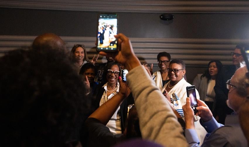 Tucker takes oath of office to become Fort Wayne's new mayor | Local ...