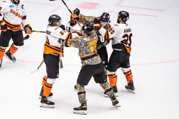 Komets rally, twice, and win 4th straight, as they creep up on Indy in ...