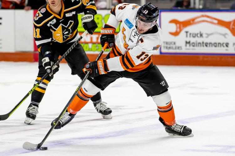 Short-handed Komets, using 8 defensemen, show grit in building 2-goal ...