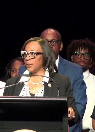 Tucker takes oath of office to become Fort Wayne's new mayor | Local ...