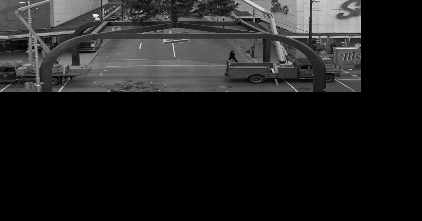 Nov. 20, 1966: Christmas tree above Fort Wayne intersection | History ...