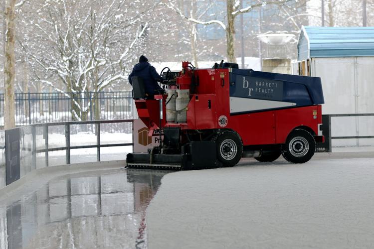 Fort Wayne ice rink remains cool after 20 seasons downtown | Local ...