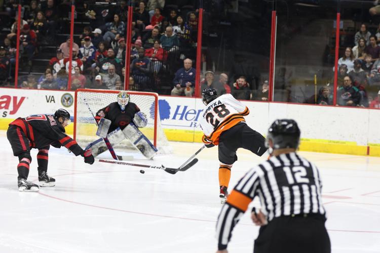 Komets win for 7th time in 9 games, but don't make up ground in tight ...
