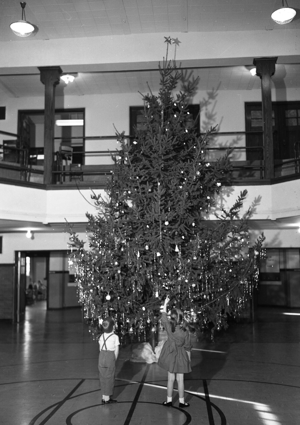 December 1960: Christmas fortune brings 21-foot tree to Fort Wayne ...