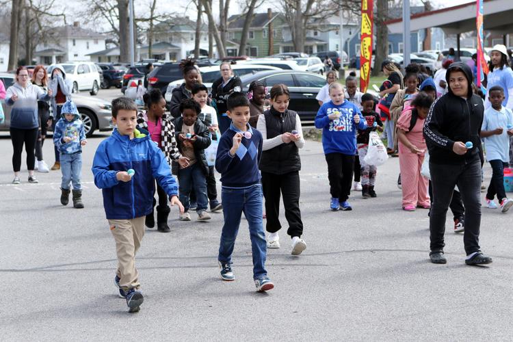 Children sprint for Easter eggs at Fort Wayne park | Local ...