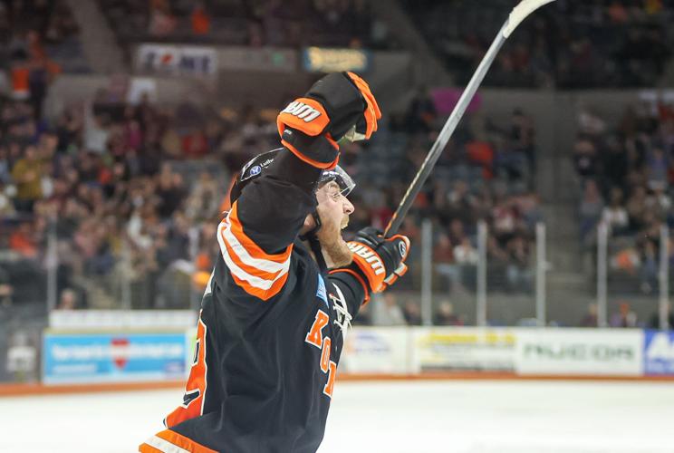Familiar mistakes lead to Komets' 4-2 loss; Petruzzelli indeed plays ...