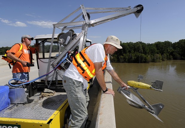 USGS trolls Missouri River with side-scan sonar looking for bridge damage