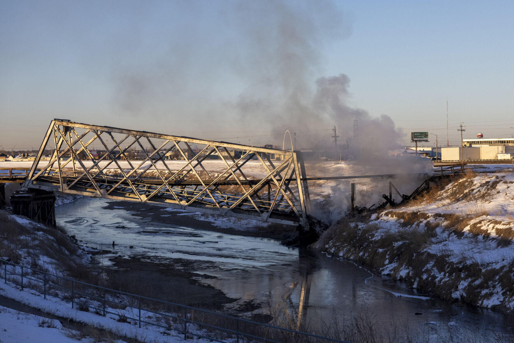 Railroad bridge in Lincoln destroyed by fire