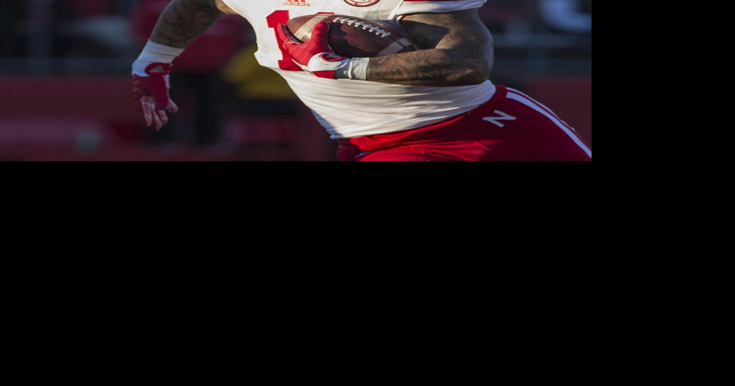 Spotlight finds tight end Carter even if he doesn't seek it