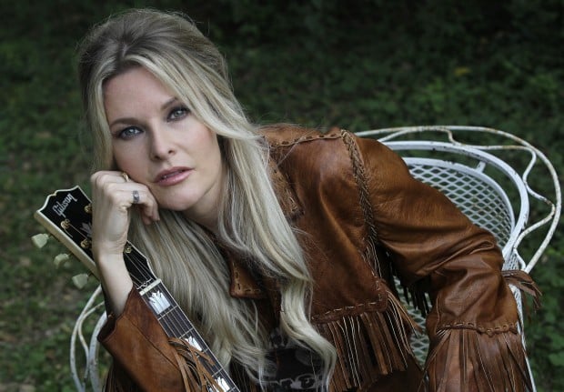 Elizabeth Cook, performing in Lincoln Tuesday, is pure country, no filter