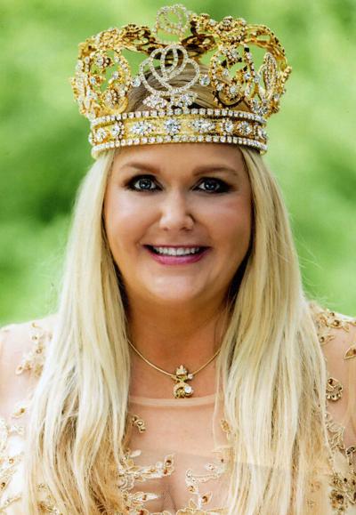 Her Supreme Majesty visits Naphis Temple