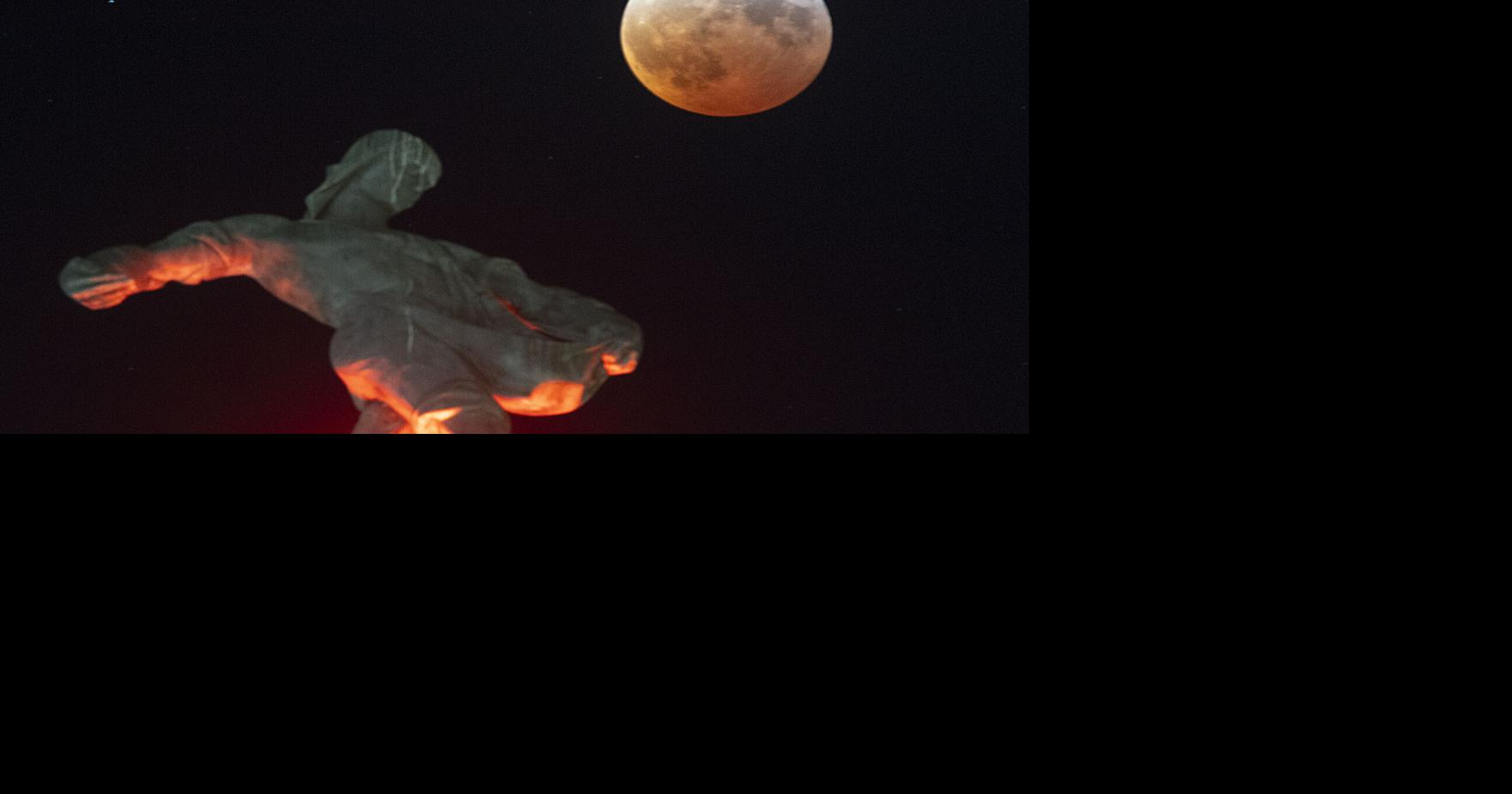 Moon puts on bloody good show over Lincoln thanks to eclipse