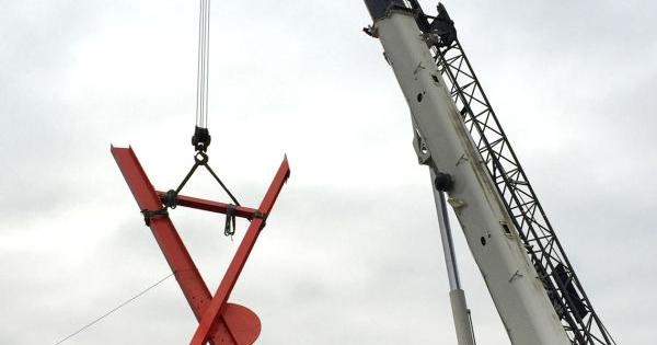 Artist of UNL's red I-beam piece installs sculpture next to Missouri