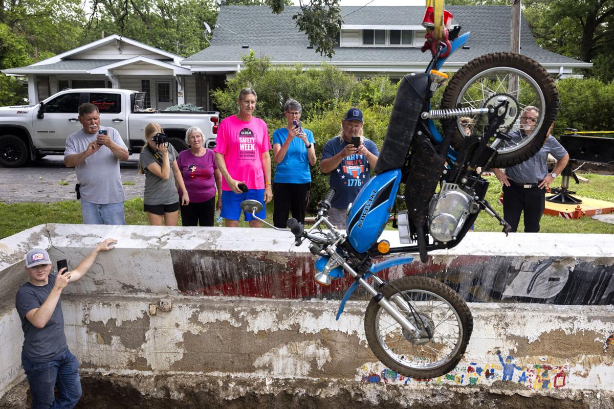 Police: Lincoln man points gun at neighbor, shoots self in leg