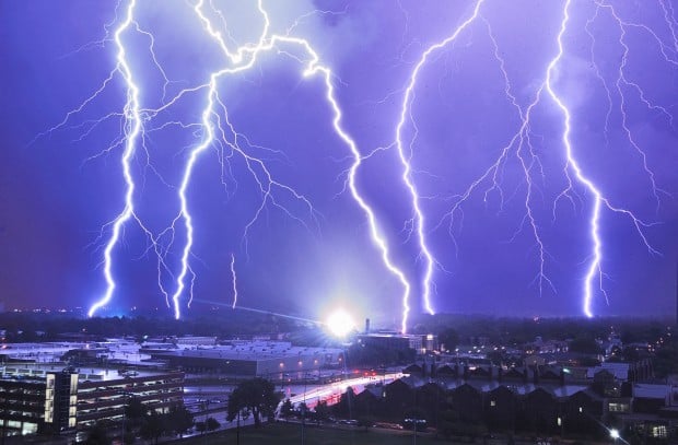 Photographer captures Lincoln lightning strikes