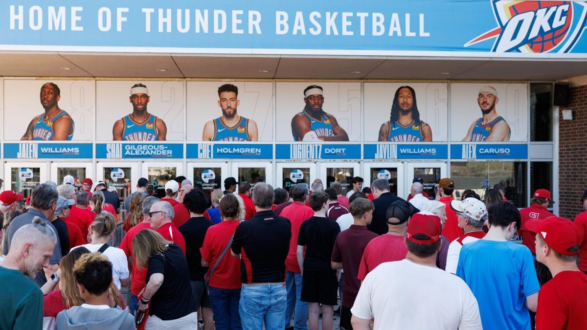 Nebraska Huskers basketball returns to Lincoln Airport today