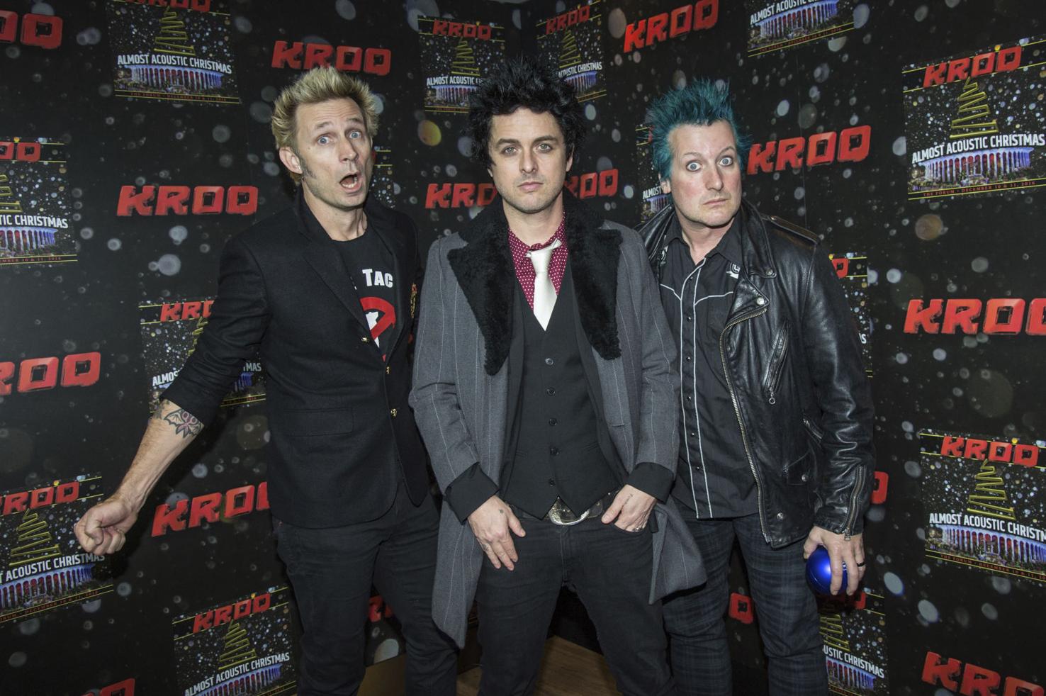 Review: You can't take your eyes off Jon Hacker as Frankie Valli in ...