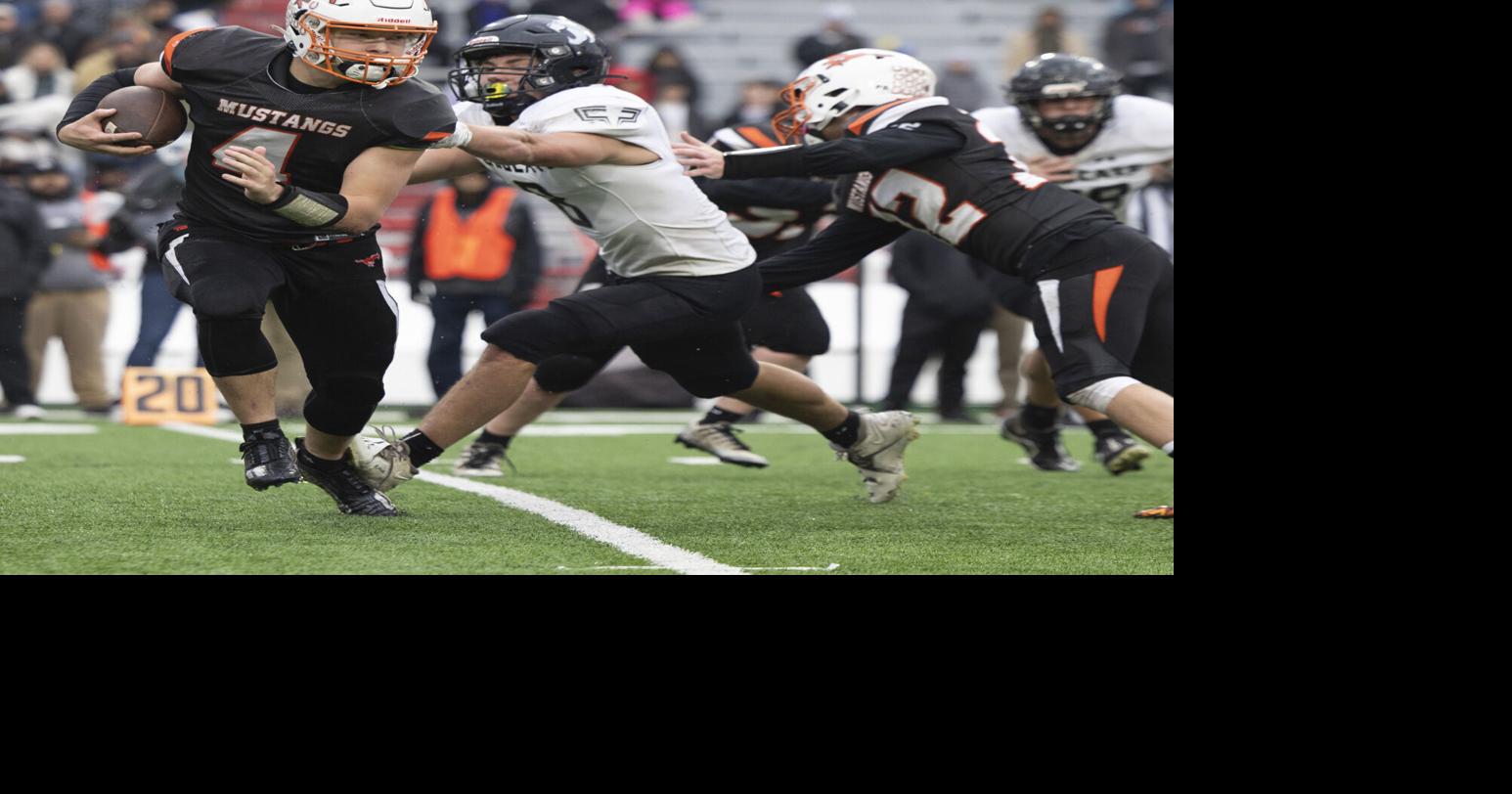 Stanton football defeats EMF in state football championship