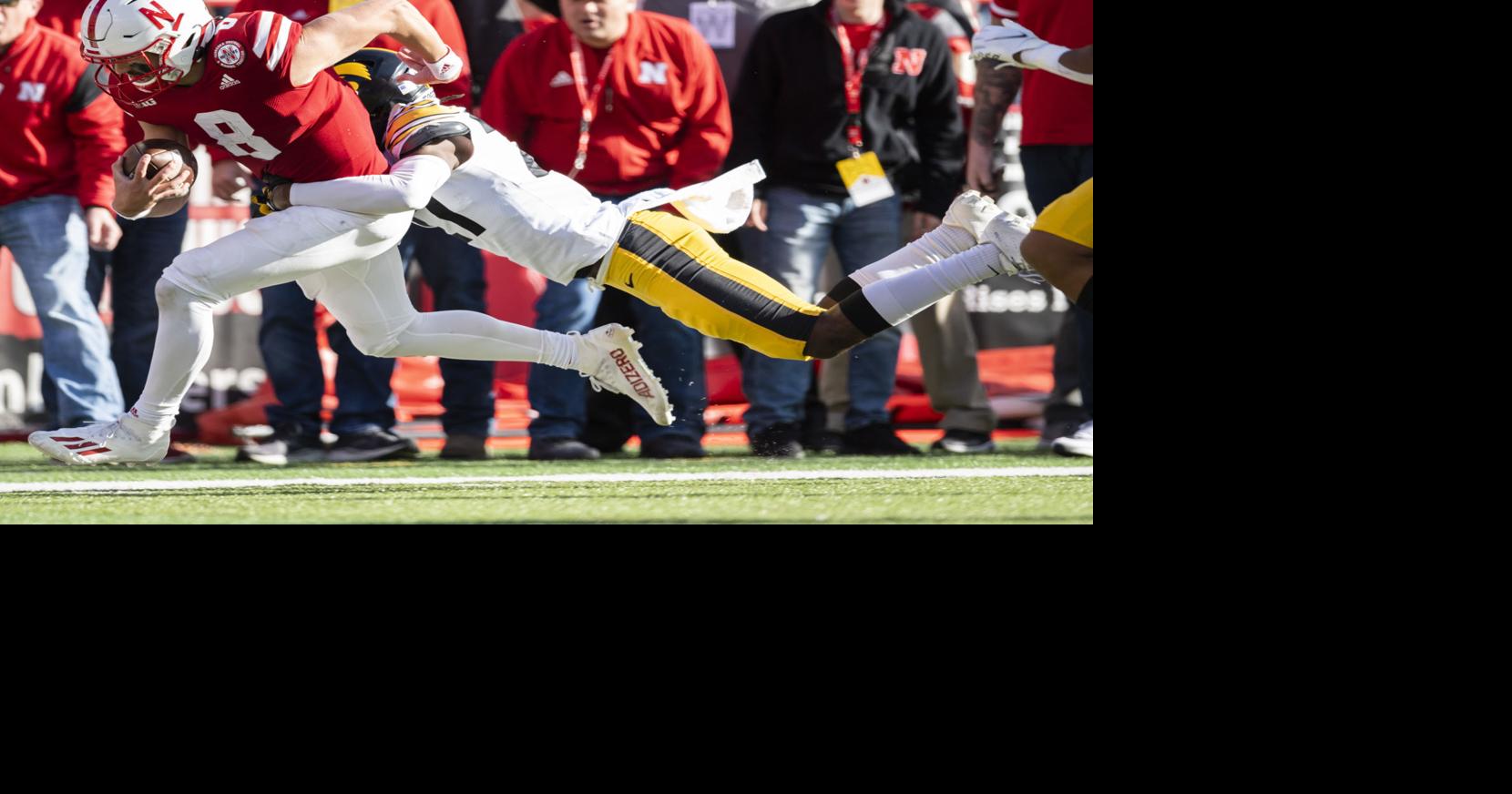 QB Logan Smothers handles first start like a 'professional,' largely ...