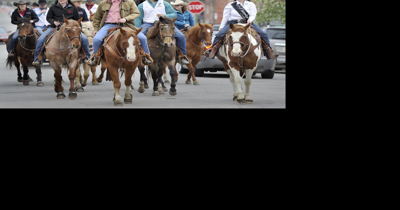 Photos: Gov. Ricketts rides horse to declare Rodeo Week