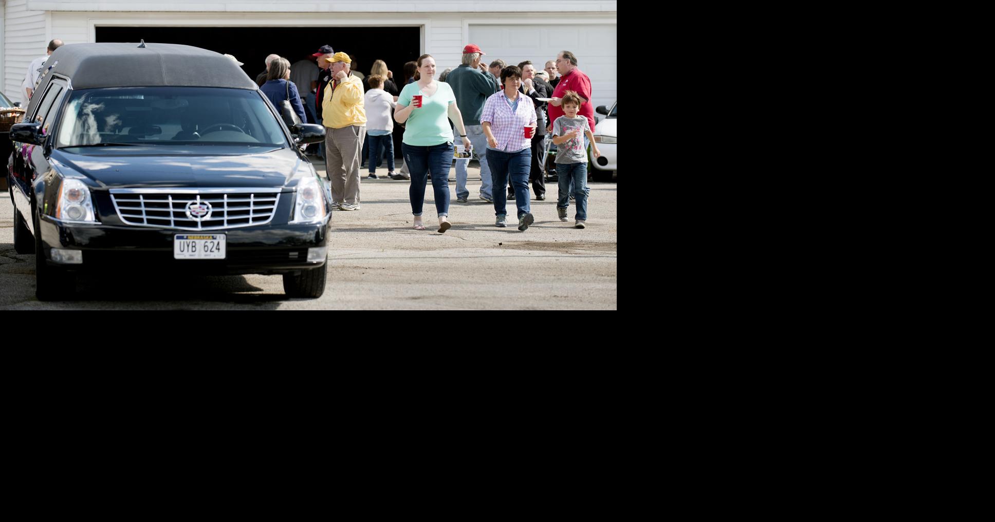 Mourners flood 'Weird' Wally's used-car lot