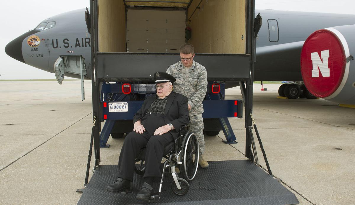 Former commander, WWII pilot fights tears on return to Lincoln base ...