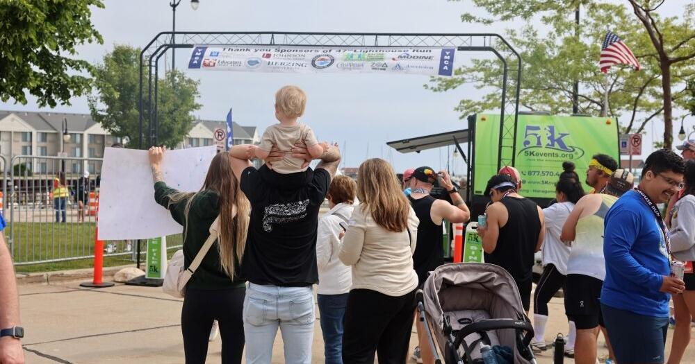 Lighthouse Run draws hundreds to Racine lakefront