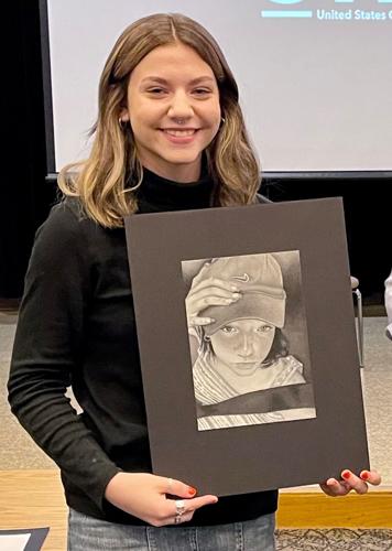 Glassen wins art contest