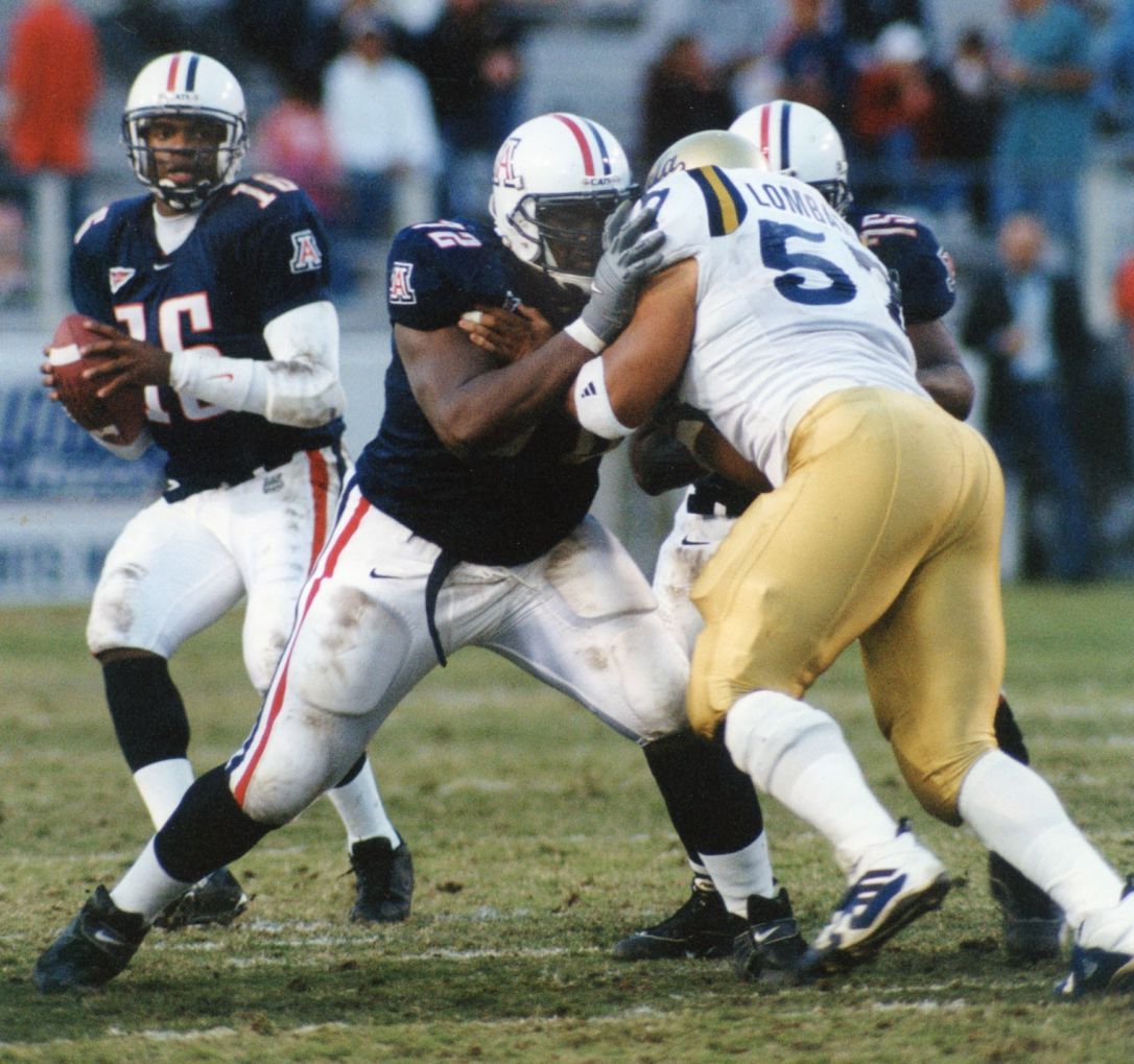 Football: Former Park and Packers lineman Kevin Barry does his part for ...