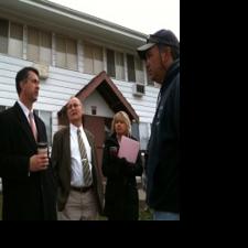 Mayor tours Jacato Drive apartments