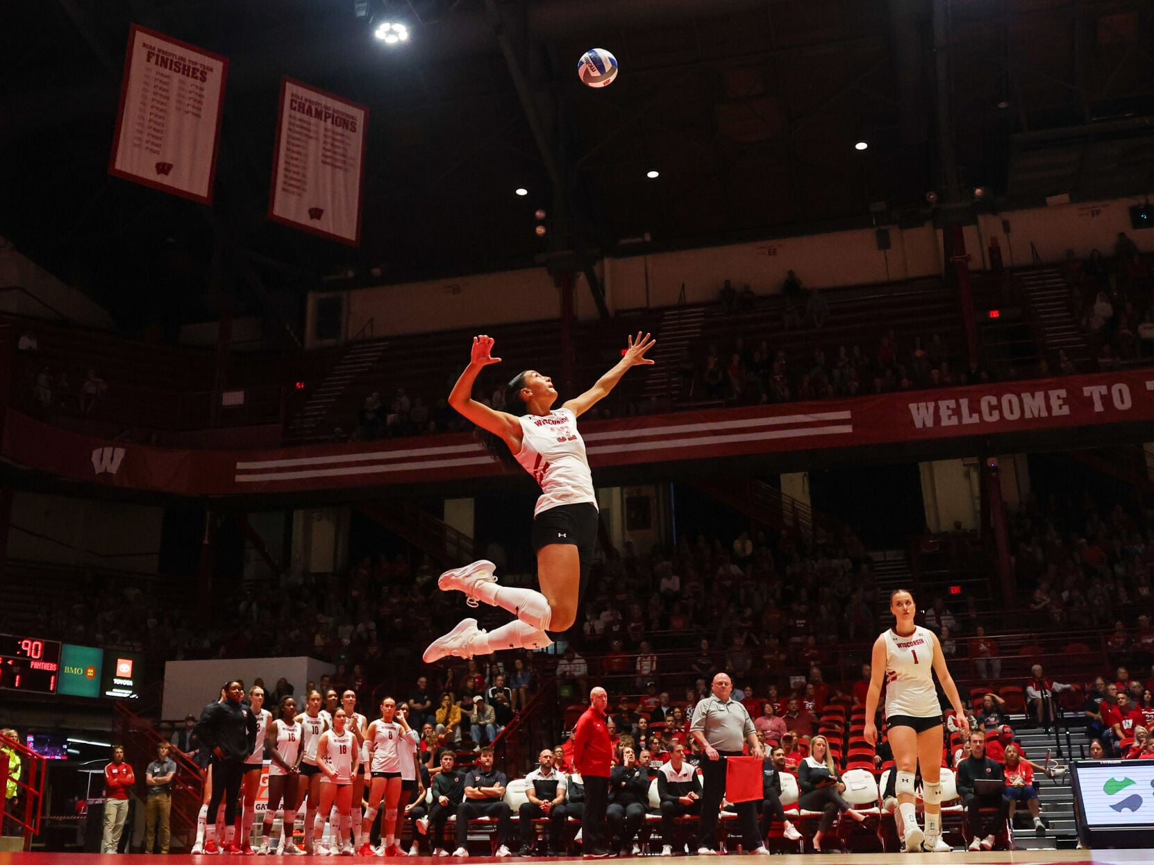 Watch Wisconsin volleyball team arrive for Final Four match vs. Kentucky