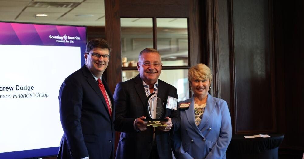 Dan Oakes receives Distinguished Citizen Award from Scouts