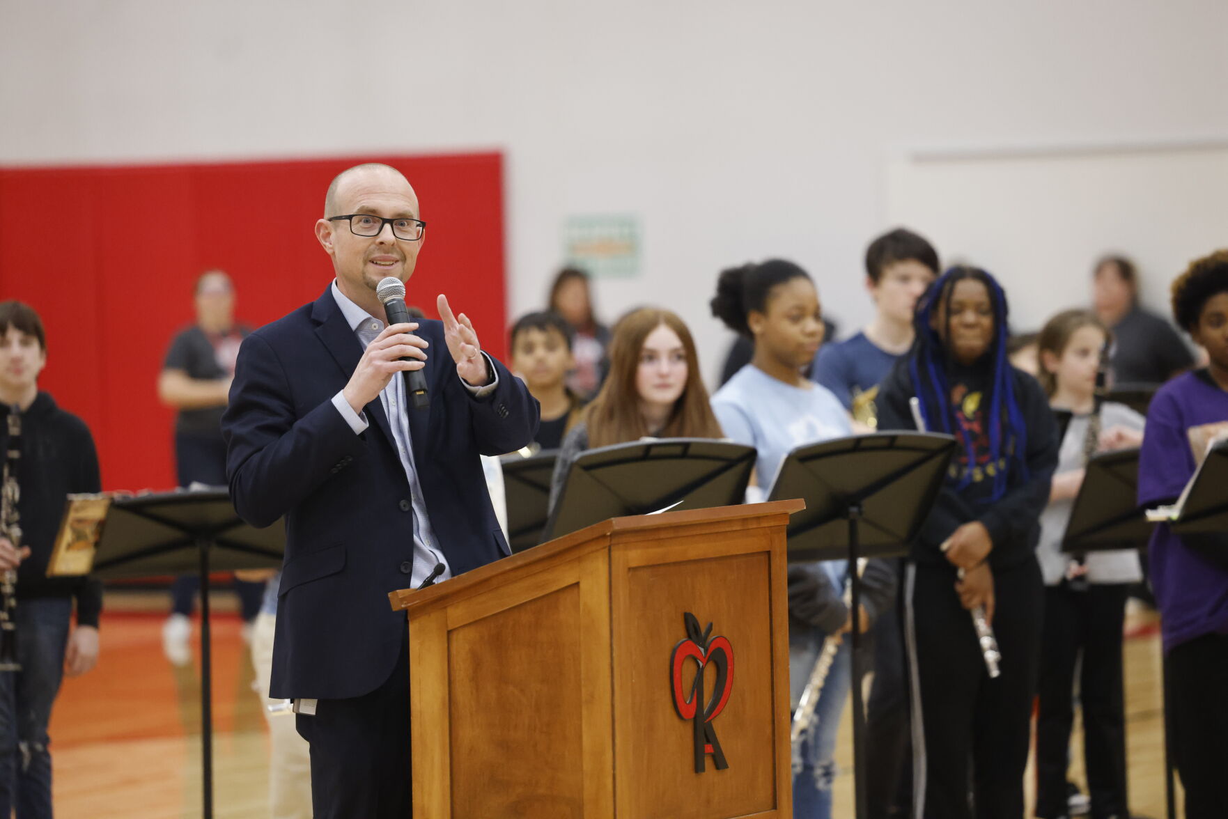 Students, families tour new Red Apple school