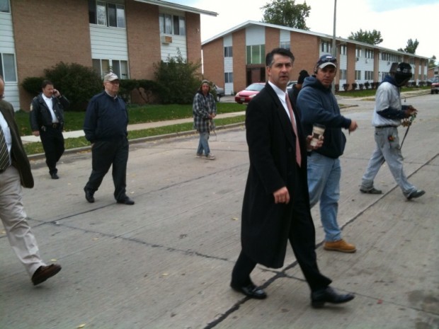 Mayor tours Jacato Drive apartments