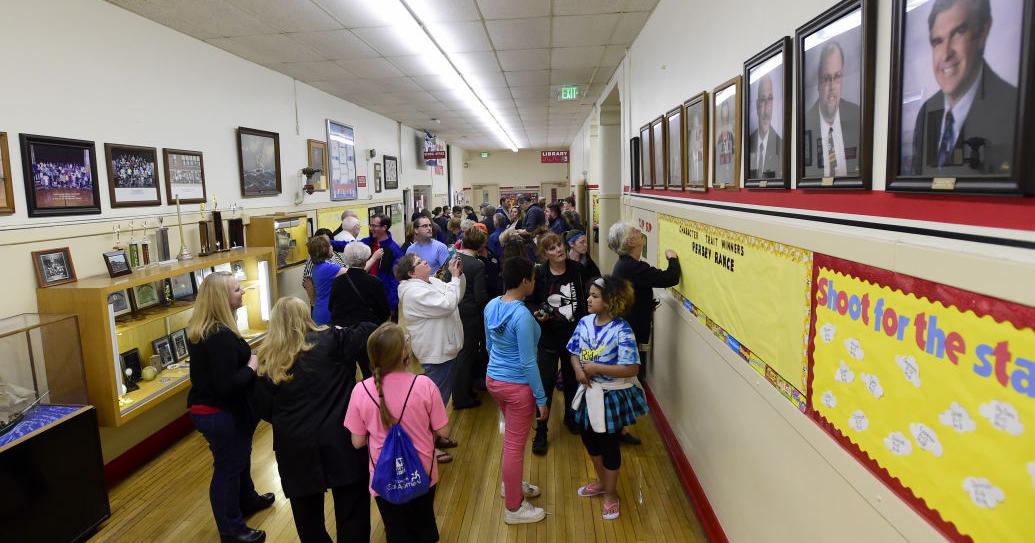 Hundreds gather to say goodbye to Knapp Elementary School