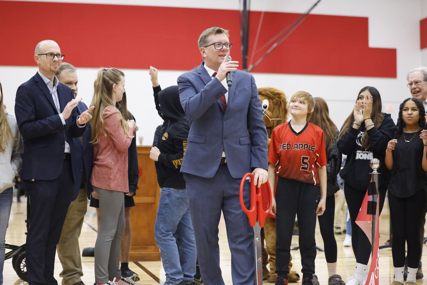 Students, families tour new Red Apple school