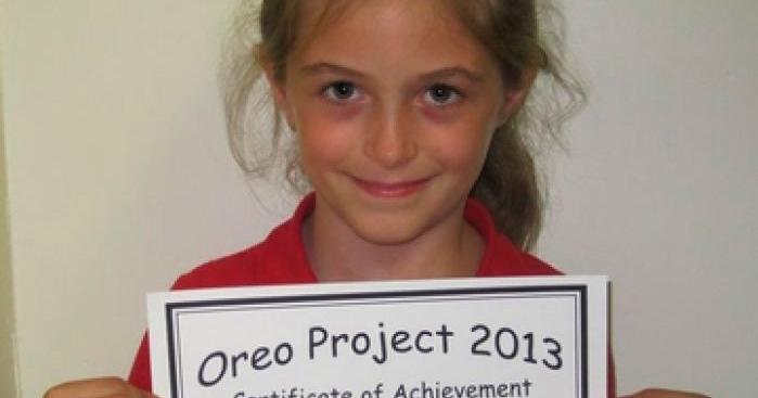 PHOTO: Oreo-stacking champion