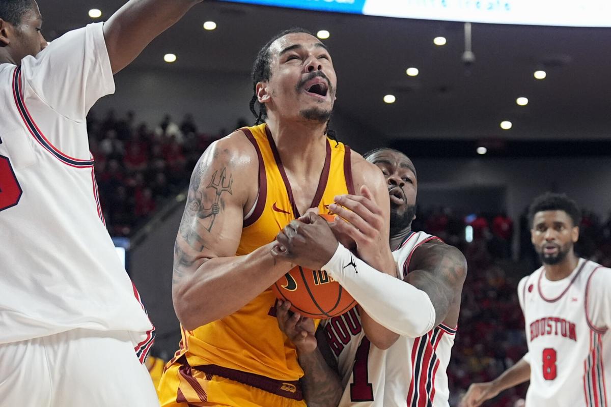 Shead scores 26 as No. 2 Houston beats No. 6 Iowa State