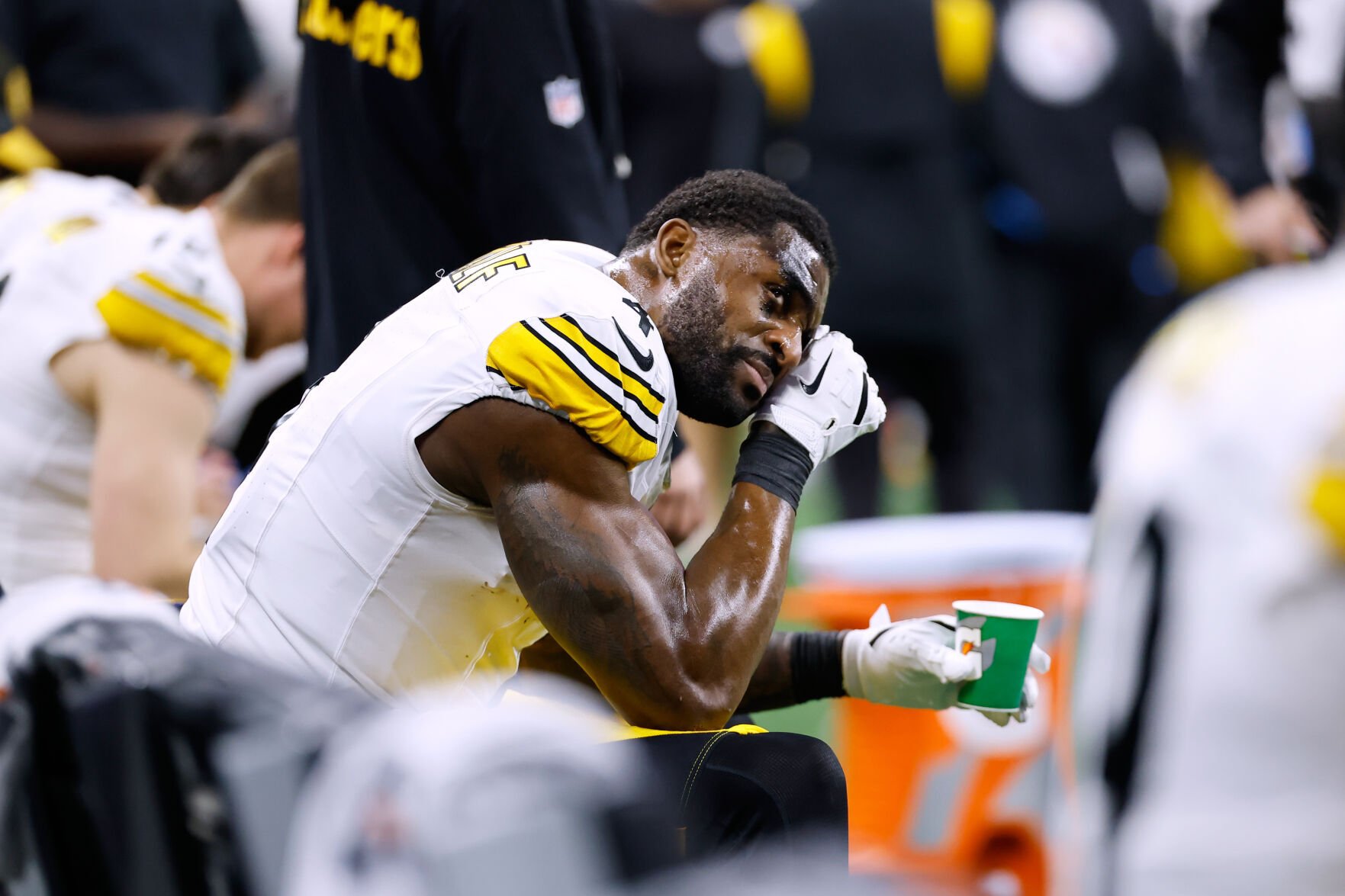 Without Metcalf, Steelers stumble into must-win Week 18