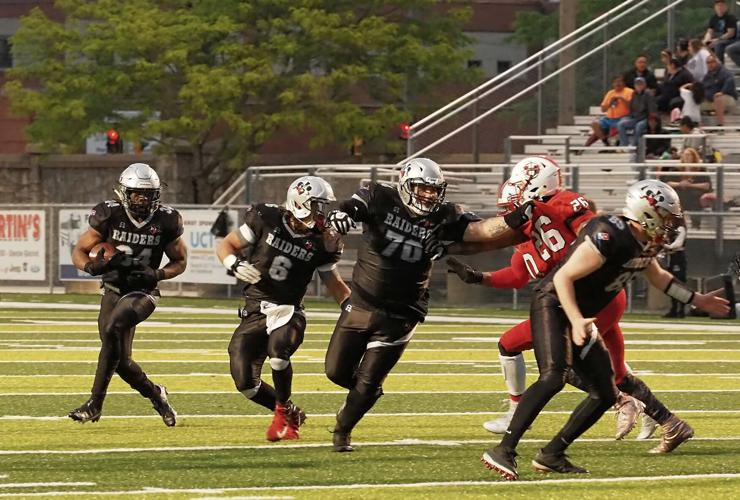 Raiders pull off dramatic 35-34 victory over Hitmen